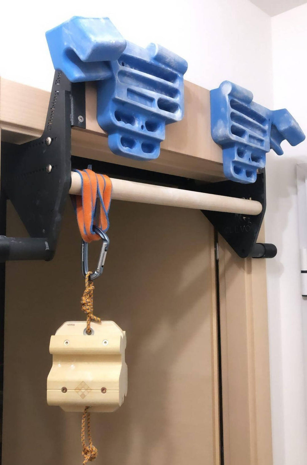 Clevo Door Hangboard Suspension + Hangboard Bundle