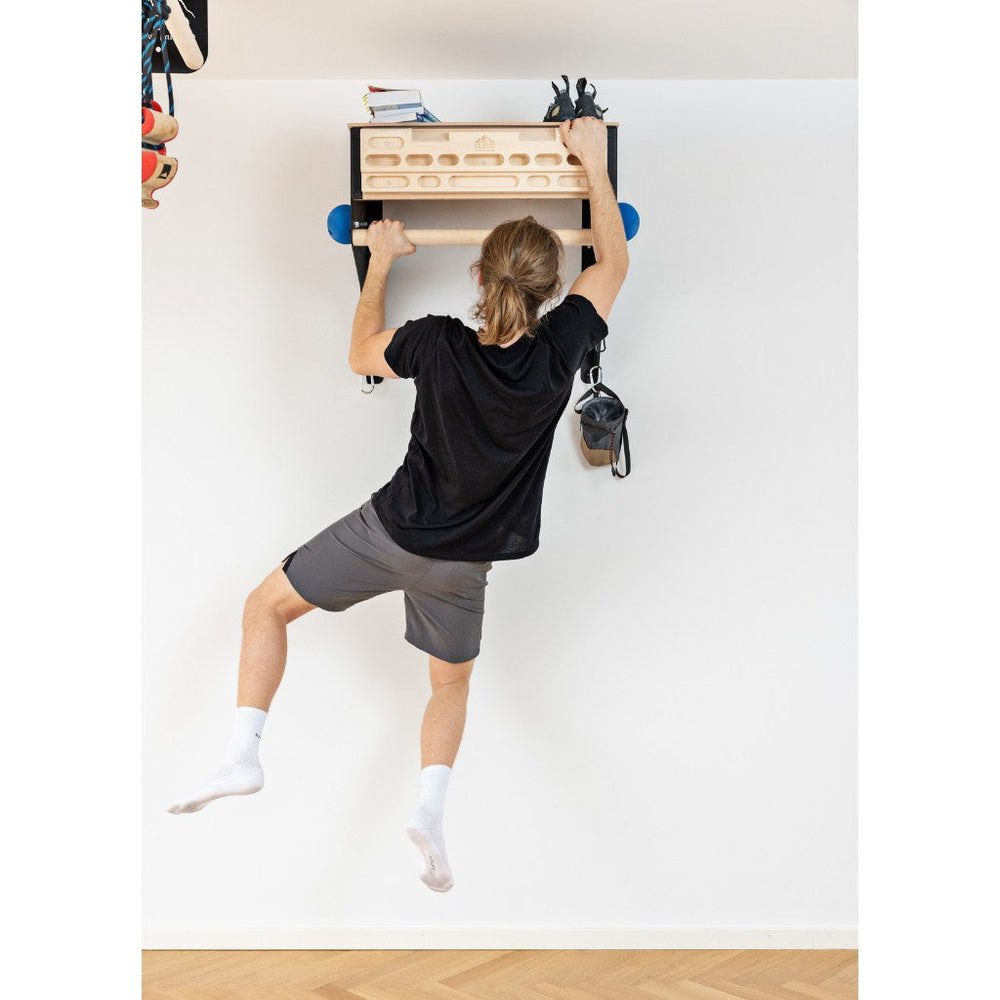 Clevo Wall: Climbing wall for the home incl. hangboard + storage