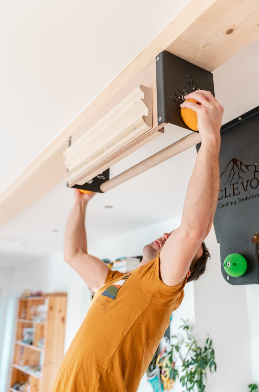 CLEVO S: Home Climbing Ceiling Module for Hangboard and Grips